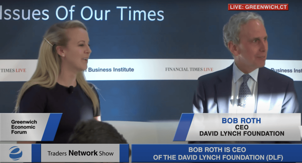 Bob Roth e Julia La Roche realizam bate-papo ao ar livre no Fórum ...