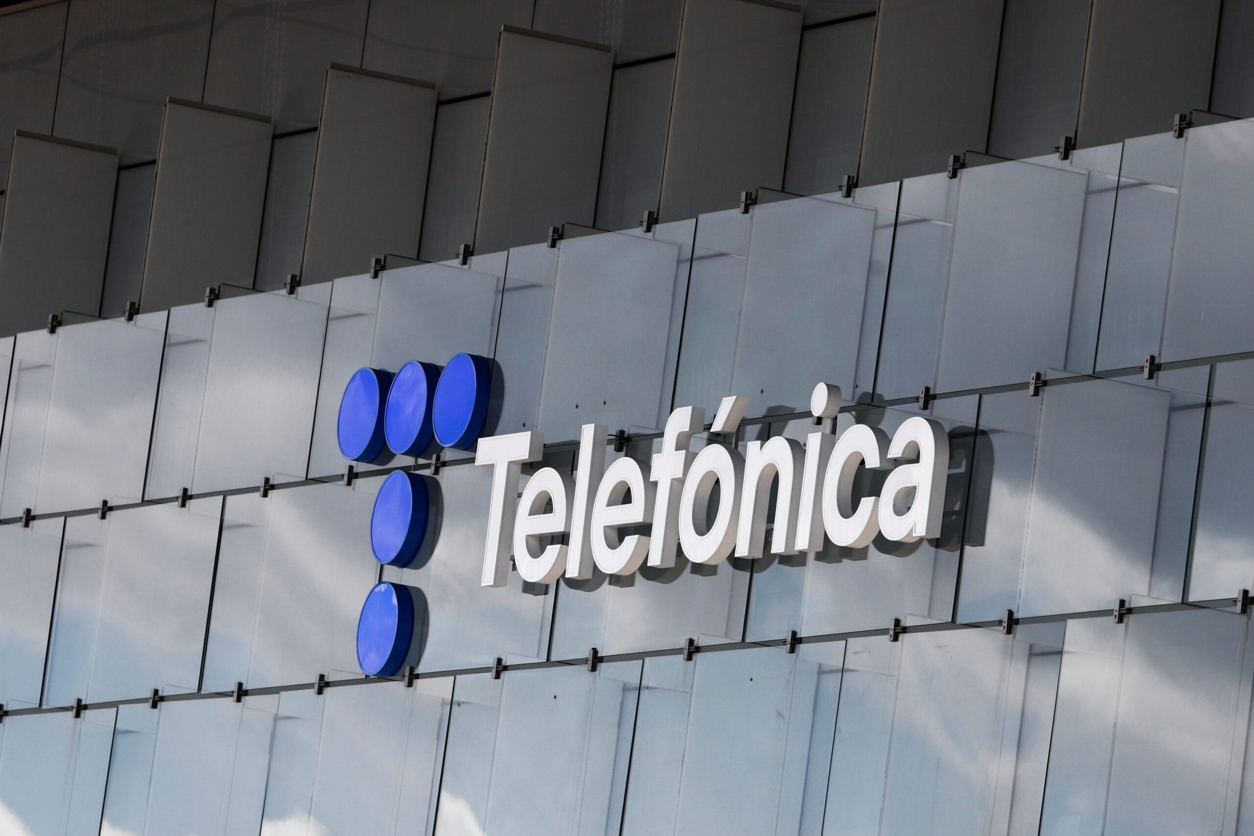 Telefónica Reinforces Sustainable Leadership with €850 Million Green ...